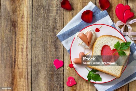 발렌타인 데이 또는 어머니의 날에 대 한 아침 식사 소박한 테이블에 내가 당신을 사랑하는 비문연어와 치즈와 토스트 Â 최고 보기 플랫 레이 공간을 복사합니다 0명에 대한