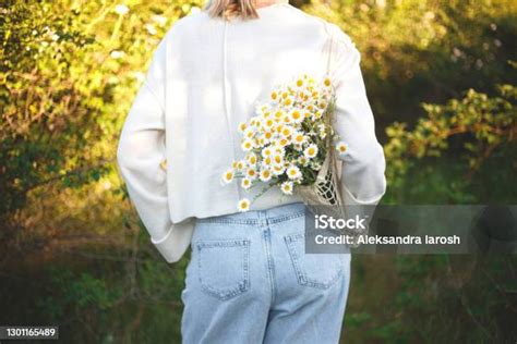 에코 친화적 인 그물 가방에 데이지의 꽃다발을 가진 여자 30 34세에 대한 스톡 사진 및 기타 이미지 30 34세 가방