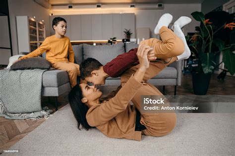 젊은 행복 한 아프리카 계 미국인 어머니 하 고 체조 와 그녀의 아들 3 명에 대한 스톡 사진 및 기타 이미지 3 명 가정 생활 가족 Istock