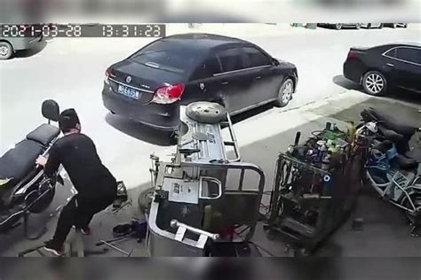 监控拍到下车不拉手刹的下场，只撞摩托，贵的不敢撞下场摩托监控