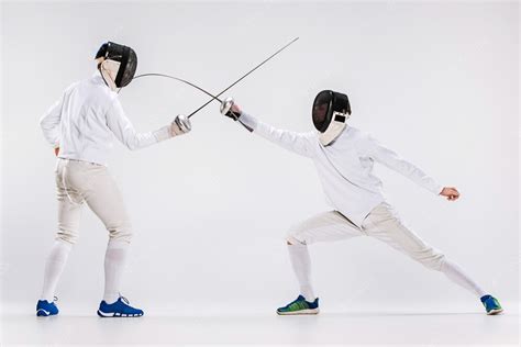회색에 대 한 칼 연습 펜싱 양복을 입고 두 남자 무료 사진