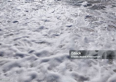 거품이 많은 바다 파도 질감입니다 근접 촬영 자연스러운 추상적인 배경 여행 여름 휴식 자연 테마에 적합합니다 배경 및 디자인 프로젝트에 사용합니다 경관에 대한 스톡 사진 및