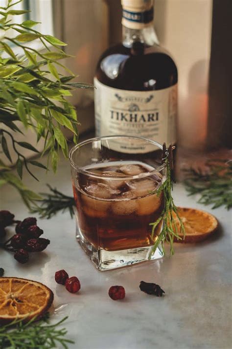 갈색 음료 건조 슬라이스 고명 녹지 달콤한 라이프스타일 라임 레드베리 레저 리큐어 리큐어 병 마시는 것 막대기 말린 오렌지 병 병 라벨 사각형