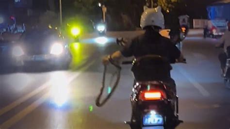 是个狠人！卡通头盔小姐姐手抓大蛇骑车过市，蛇尾缠在手腕上，目测有1米多长凤凰网视频凤凰网