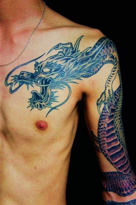 胸腕龍ブラック＆グレーのタトゥーデザイン｜タトゥーナビ
