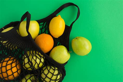 녹색 배경에 다른 과일이있는 메쉬 쇼핑 블랙 백 맨 위 보기입니다 공간을 복사합니다 0에 대한 스톡 사진 및 기타 이미지 0 0명 가방 Istock