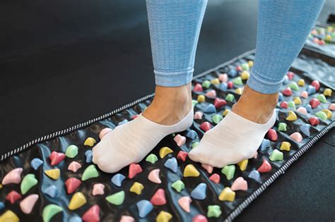 발 자극의 침술 포인트 여자는 정형 외과 발 마사지 매트에 서있다 화려한 돌로 양탄자를 마사지 매트 실내 장식에 대한 스톡 사진 및 기타 이미지 Istock