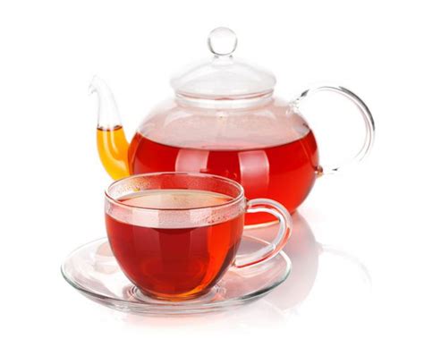 چای سیاه در جام شیشه ای جدا شده در پس زمینه سفید 1385371
