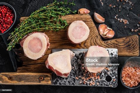 고기 칼로 정육점에 조리되지 않은 원시 송아지 골수 뼈 검은 색 배경 위쪽 보기 골수에 대한 스톡 사진 및 기타 이미지 골수