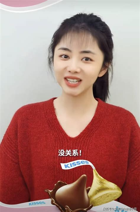 谭松韵素颜亮相，刘海马尾再现李尖尖，34岁依旧清新如少女！