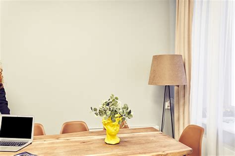 드라이 플라워와 노트북이있는 사무실 공간의 밝은 점내 흰 벽과 복사 공간이 있는 세련된 방의 나무 사무실 탁자 위에 놓인 검은색 노트북 화면 0명에 대한 스톡 사진 및 기타