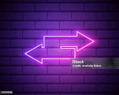 네온 화살표 기호입니다 벽돌 벽 배경에 빛나는 네온 화살표 포인터 밝은 네온 튜브가있는 복고풍 간판 벡터 0명에 대한 스톡 벡터