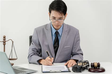 현대 사무실에서 법률 전략을 고민하는 아시아 남성 변호사 조언 판사 법률 고문 정의 변호사 계약 개발에 대한 스톡 사진 및 기타 이미지 Istock