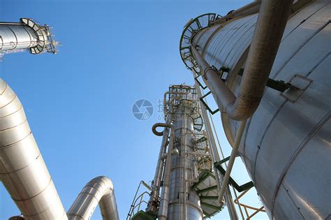 蓝色天空的炼油塔石化工业金属环境烟囱汽油植物管道技术力量高清图片下载 正版图片322075524 摄图网