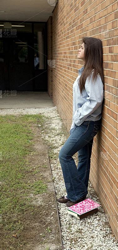 学生倚着学校等待素材 花瓣网
