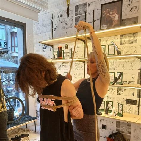 El Placer De Atar Y Ser Atados Este Sex Shop De Bilbao Hace Una
