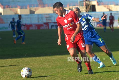 Livescore Liga 1 Babak Pertama Persis Vs Persib Tanpa Gol Republika