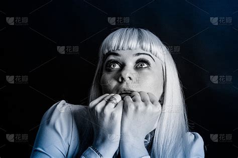 在摄影棚进行拍摄。