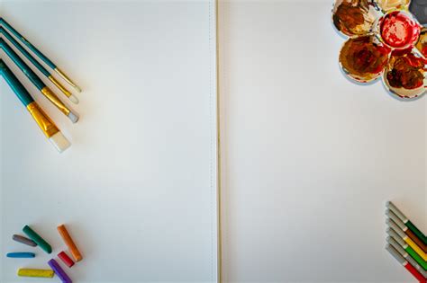 브러쉬 분필 연필 페인트 팔레트 등 다양한 예술 용품이 빈 흰색 대형 미술 책에 퍼졌습니다 0명에 대한 스톡 사진 및 기타 이미지 Istock