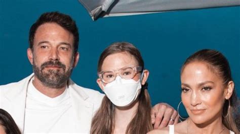Ben Afflecks Daughter Violet 17 Wears Face Mask As She Poses With Stepmom Jennifer Lopez At
