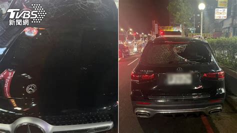 行車糾紛！2男爆氣砸車「跳引擎蓋、車頂狂踹」 火爆場面曝│tvbs新聞網