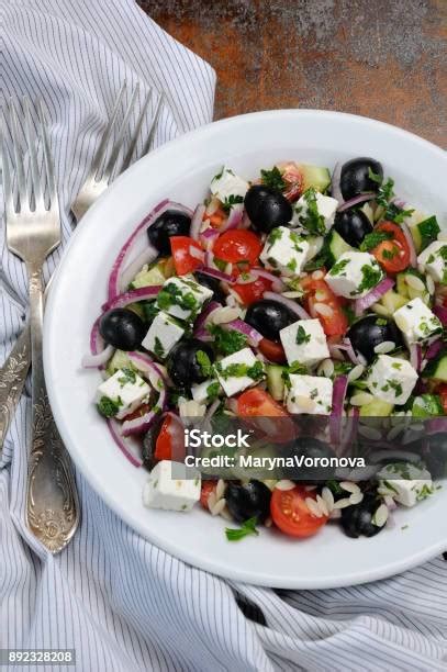 블랙 올리브 붉은 양파와 오이 체리 토마토 죽은 태아 허브와 그리스 샐러드 Orzo 파스타 세로로 촬영 위에서 보기 샐러드에 대한 스톡 사진 및 기타 이미지 Istock