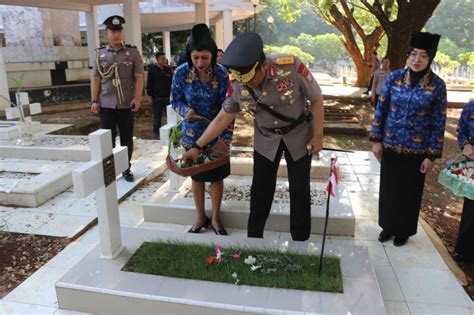 Karo SDM Polda Sulsel Ziarah Dan Tabur Bunga HUT Korpri Ke