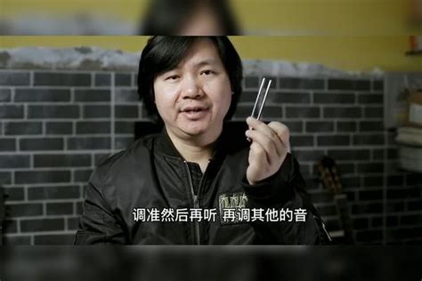 对于乐器调音，不再用传统音叉校音，而是用智能电子校音器；