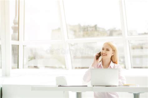 坐在办公室的年轻女实业家 库存照片 图片 包括有 董事 有吸引力的 移动电话 非正式 连接 种族 79180640