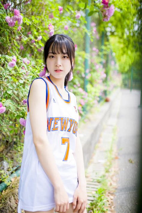有情緒的照片校園裡的青春運動籃球女孩 每日頭條