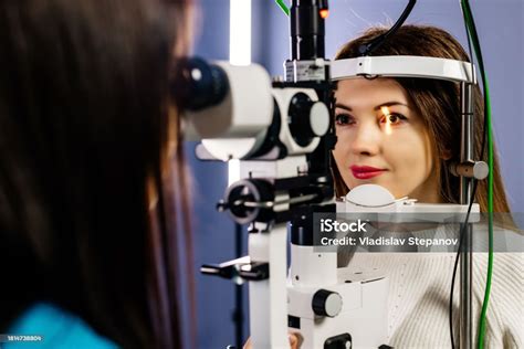 시력 검사를 위한 시력 검사 및 검안 의료 상담 또는 녹내장 검사 레이저 기술 또는 시력 스캔 및 안과 테스트 기계로 고객 만족