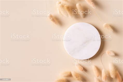 건조한 천연 잔디 나뭇잎 및 꽃과 흰색 대리석 연단의 아름다움과 패션 컨셉 모의 건조한에 대한 스톡 사진 및 기타 이미지