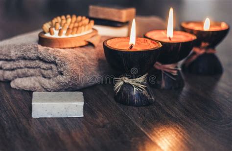 Candele Brucianti Dell Aroma Della Stazione Termale Nelle Coperture