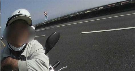 移動式神主牌？老翁騎車誤闖快速道路 下秒逆向行駛嚇壞人 社會 Ctwant