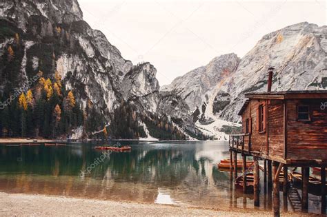Increíble vista del lago Lago di Braies en las montañas Dolomiti famosos botes de remo de