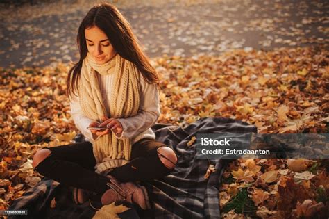 가을에 스마트폰을 사용 하는 여자 태양 플레어 단풍에 스마트 전화 대화를 하는가을 소녀 가을 색상 숲에서 백인 모델의 초상화 가을에 대한 스톡 사진 및 기타 이미지 Istock