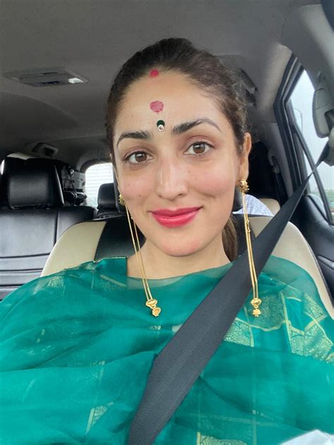 Yami Gautam Offered Her Prayers At Dakshineswar And Kali Bari Temple