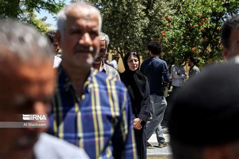 چهره غم‌زده لیلا حاتمی در مراسم تشییع پیکر مادرش زری خوشکام تصاویر