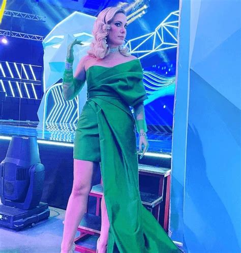 Eda Ece Albümden Çocukluk Fotoğrafını Çıkardı Yasak Elmanın Yıldızını Hiç Böyle Görmediniz