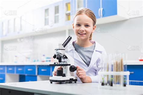 用显微镜观察的快乐女孩