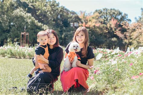 素敵な写真をたくさん公園で愛犬と笑顔で触れ合うペット写真の撮影OurPhotoアワーフォト