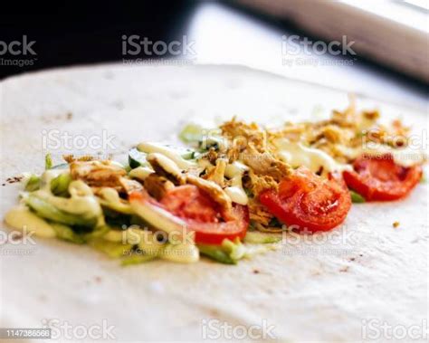 닭고기 오이 토마토 샐러드 및 소스와 같은 맛 있는 재료로 만든 도너 케밥 도뇌르 케밥에 대한 스톡 사진 및 기타 이미지