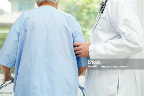 의사는 아시아 노인 여성 장애 환자가 간호 병원 의료 개념에서 보행기와 함께 걸을 수 있도록 도와줍니다 2명에 대한 스톡 사진