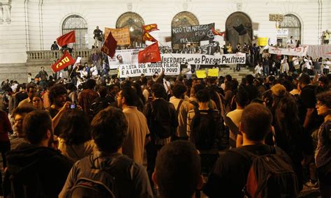 Em Defesa De Ativistas Presos Cerca De Manifestantes Protestam No Centro Do Rio Jornal O