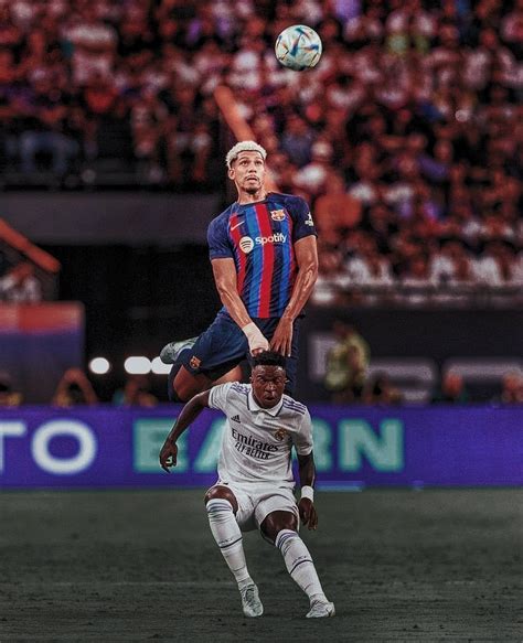 비니시우스 찍어 누르는 아라우호 해외축구 에펨코리아