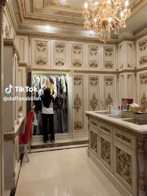 10 Potret Rumah Mewah Bak Istana Disney Milik Sultan Sidoarjo Bikin