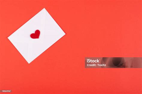 赤い背景に赤いハート組成が付いた紙封筒 お祝いのストックフォトや画像を多数ご用意 お祝い アイデア ウクライナ Istock