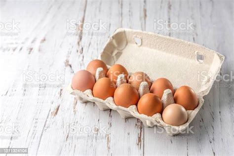 가벼운 나무 배경에 계란을 포장하기위한 골판지 용기에 닭 계란 친환경 포장 달걀에 대한 스톡 사진 및 기타 이미지 달걀