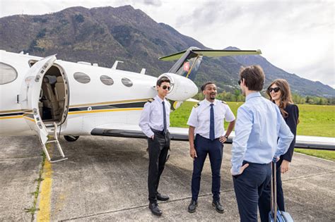 개인 제트기로 여행하는 성공적인 커플 그들은 Aricraft 앞에서 조종사를 만난다 비즈니스 제트기에 대한 스톡 사진 및 기타 이미지 비즈니스 제트기 일체감 팀워크