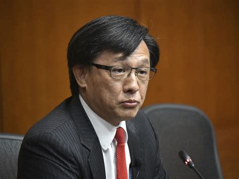 【修例风波】发表「洋肠论」同「曱甴论」 何君尧遭母校褫夺名誉博士学位 星岛日报